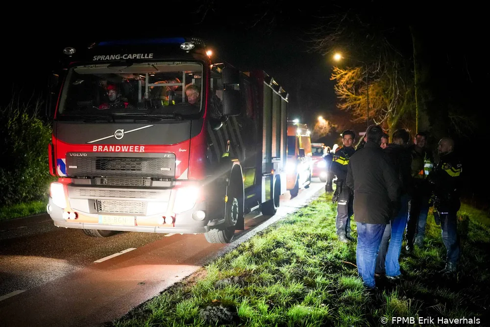 Vrouw met auto in sloot na eenzijdig ongeval op Winterdijk in Sprang-Capelle